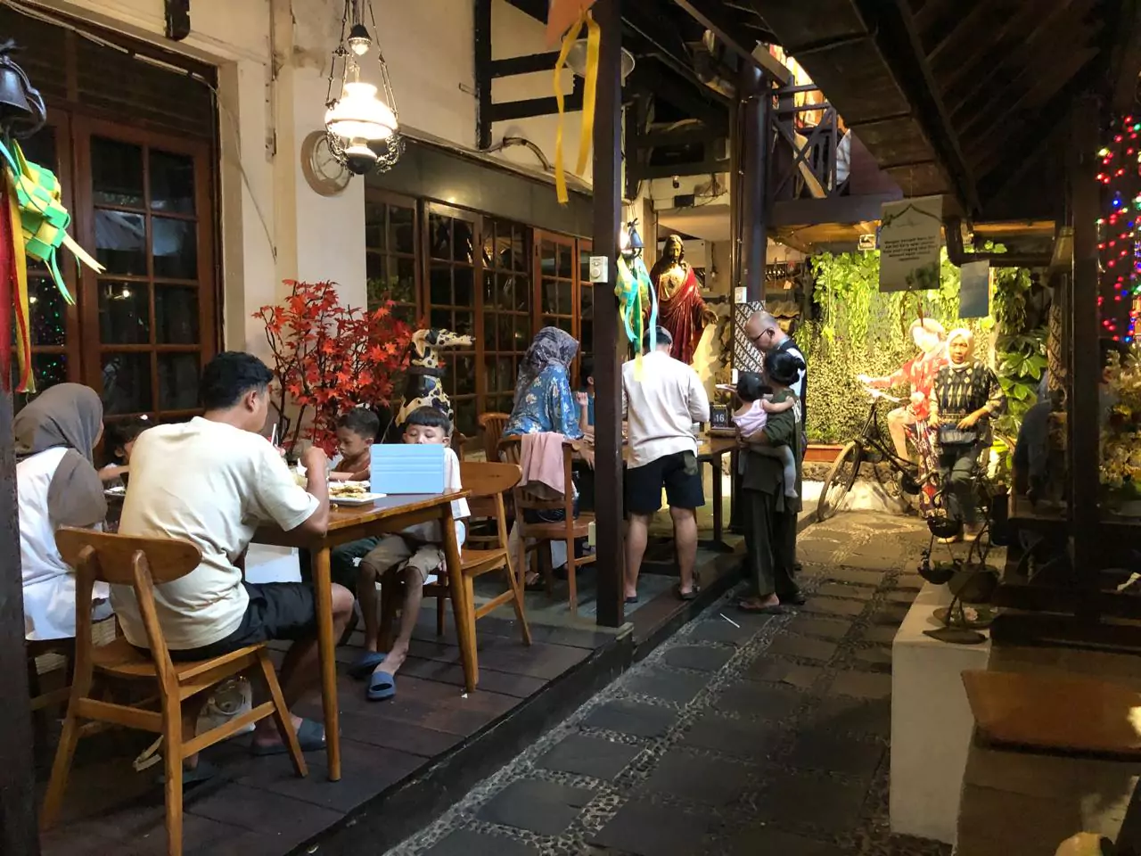 The House of Raminten, Restoran Suasana Tradisional Jawa